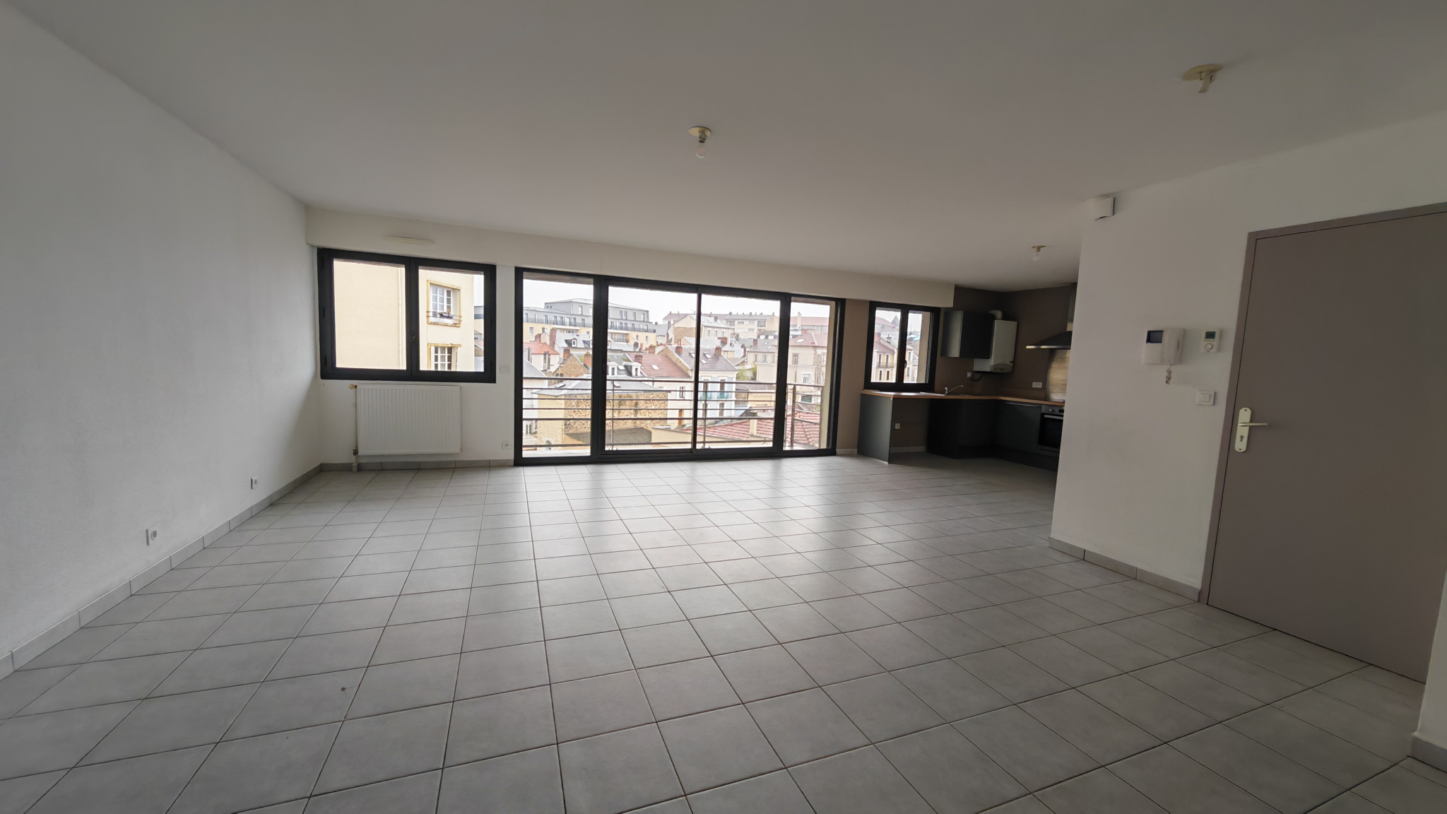 Location Appartement de type 4 au dernier étage avec stationnement ...